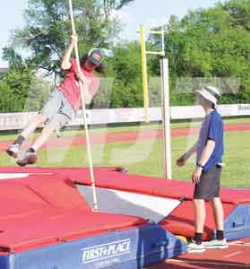 Youngsters learn fundamentals of pole vault from Monarch coaches ...