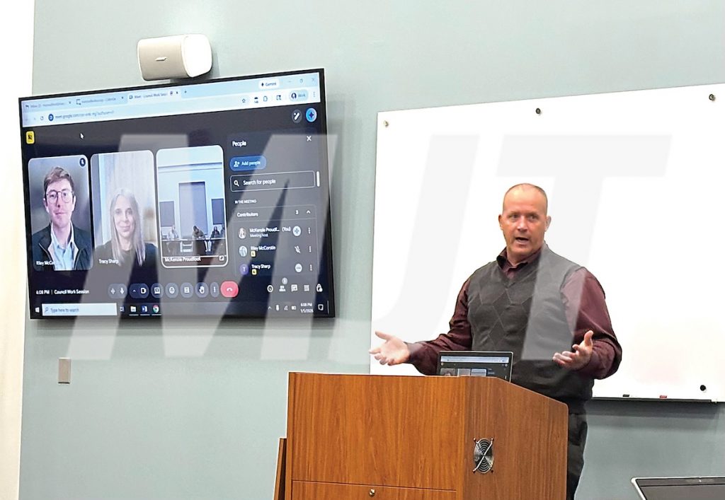 Varsity cheerleaders introduced - Marysville Journal Tribune